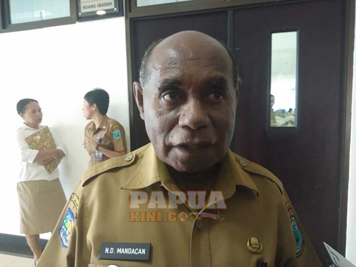 Sekda-Papua-Barat-Nataniel-Mandacan | Papua Kini